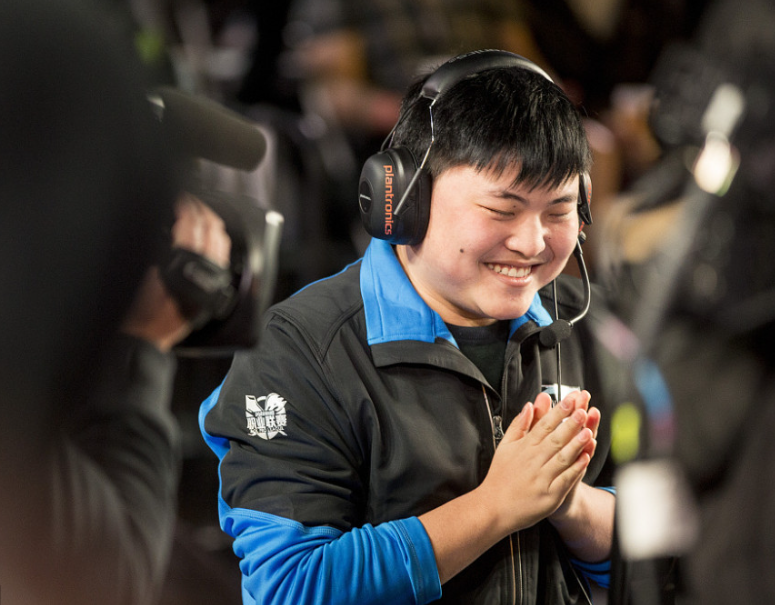 PDD直播坦言：UZI复出不可能在直播间说！暗示UZI将回归？ - 哔哩哔哩