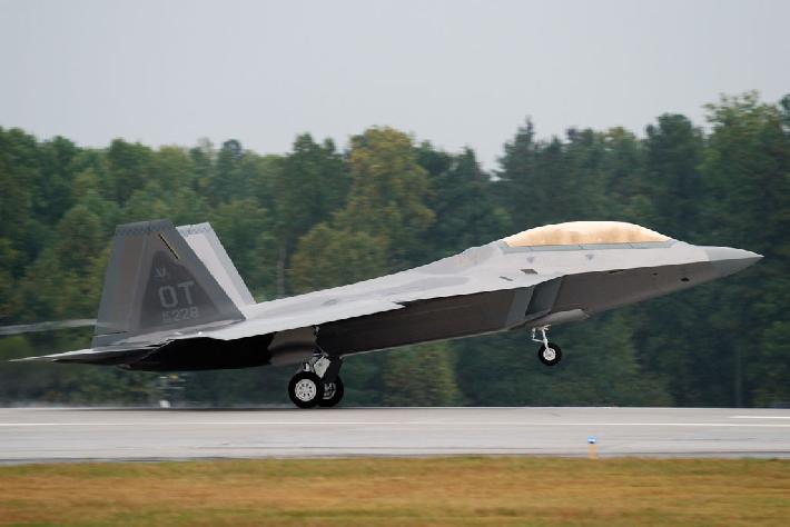 F-22的变体其实也不少：轰炸机、舰载机、六代机、双座版皆有！但都没有服役 - 哔哩哔哩