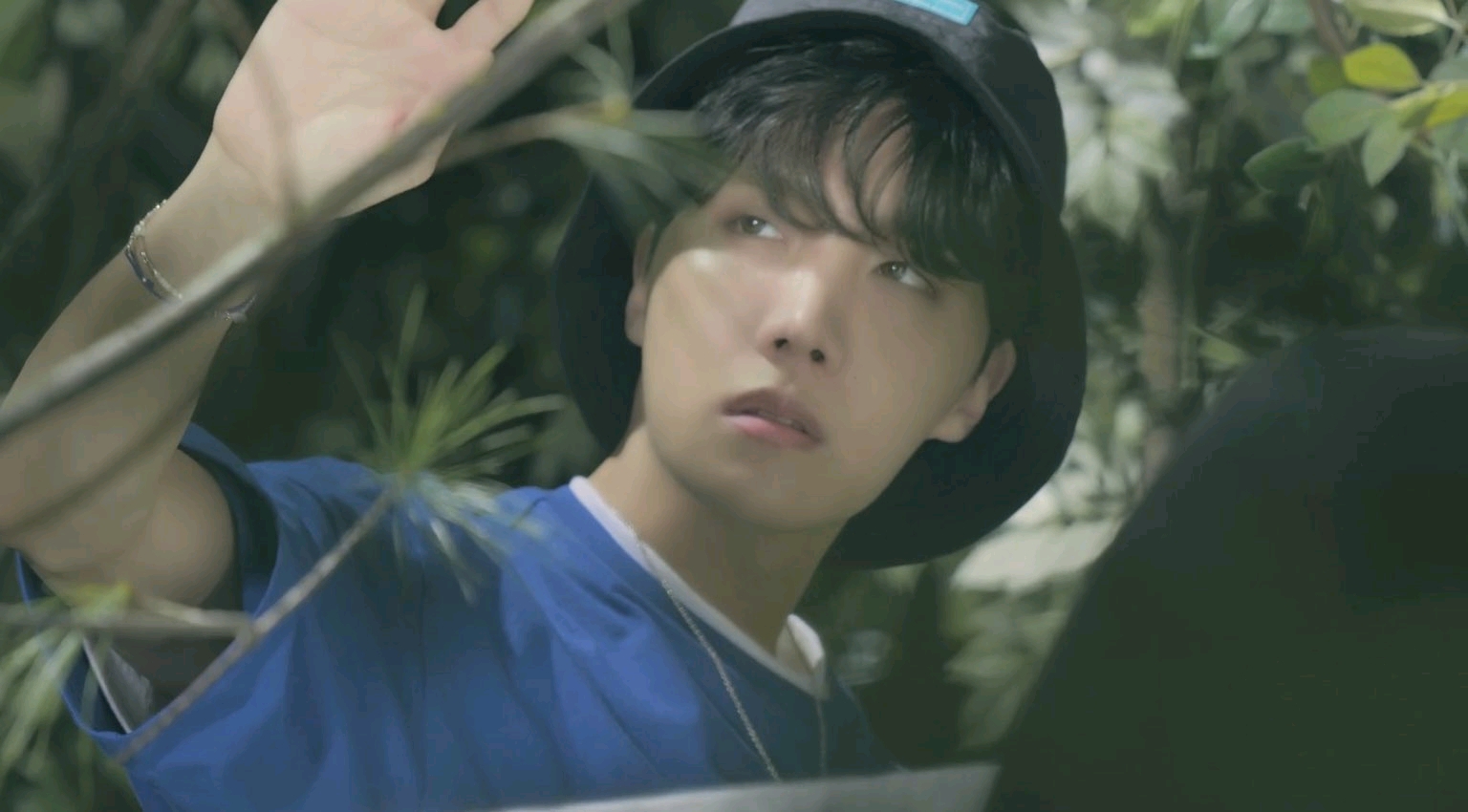 J-HOPE 2018年Mixtape《Hope World》声破天总流媒突破3亿，K-POP solo歌手专辑最初！ - 哔哩哔哩