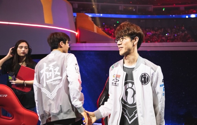 IG上野的多次经典握手图 很多次都是Theshy主动！ - 哔哩哔哩