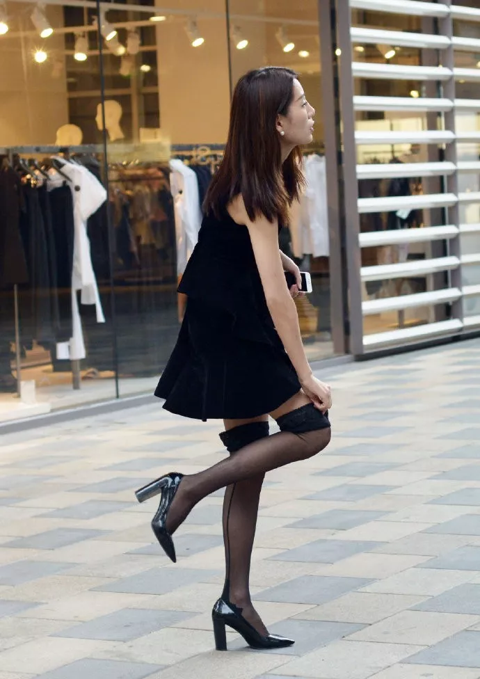 街拍：女生穿搭高跟鞋，散发出让人着迷的气息 哔哩哔哩