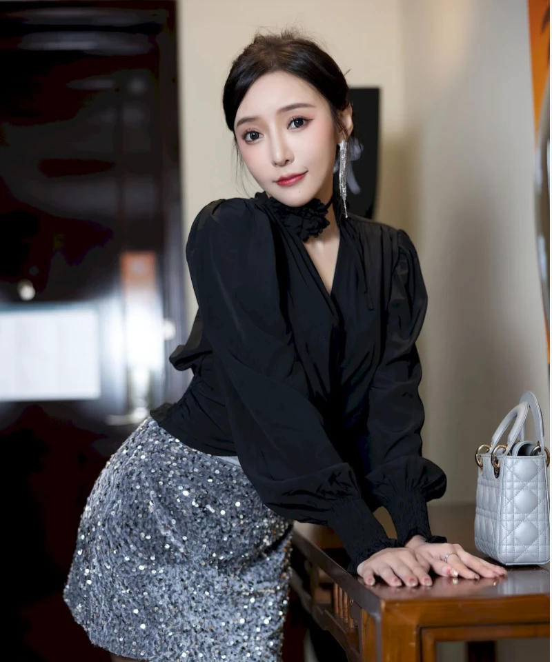 秀人网性感女神王馨瑶yanni黑丝上衣搭配银灰色短裙写真 - 哔哩哔哩