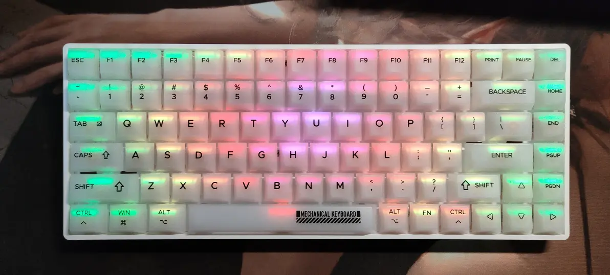 第一把客制化键盘——黑吉蛇dk84，静音宿舍系 - 哔哩哔哩