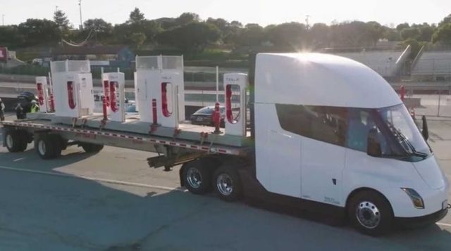 特斯拉semi卡车即将交车!续航800公里,售价18万美元 哔哩哔哩