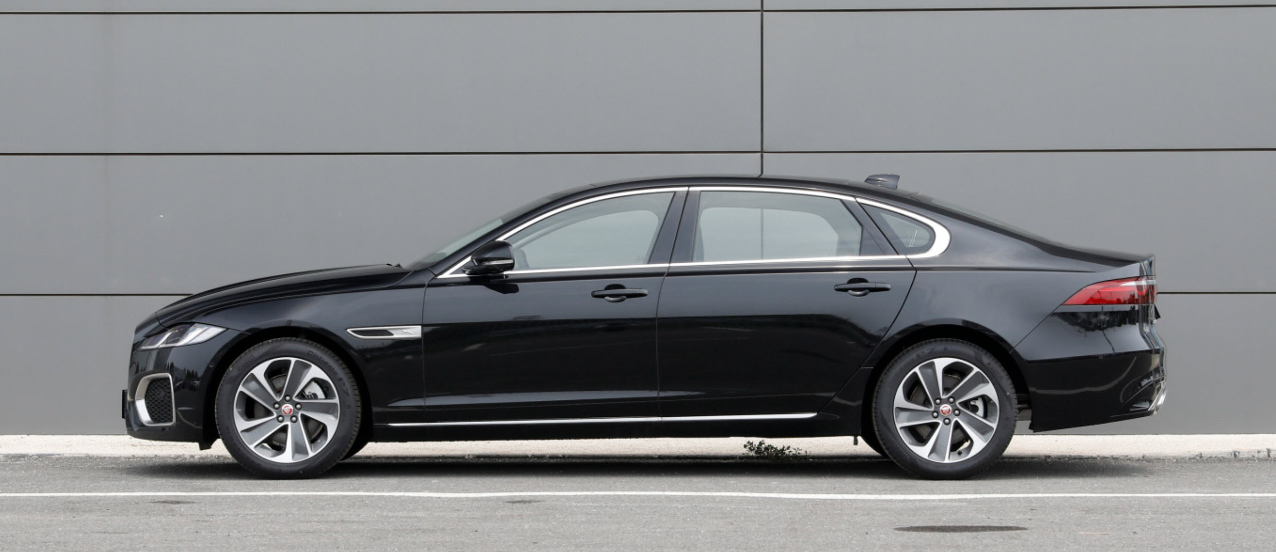 捷豹XFL“我都降价17万了！你们还想怎样”，凯迪拉克CT5“我呢” - 哔哩哔哩