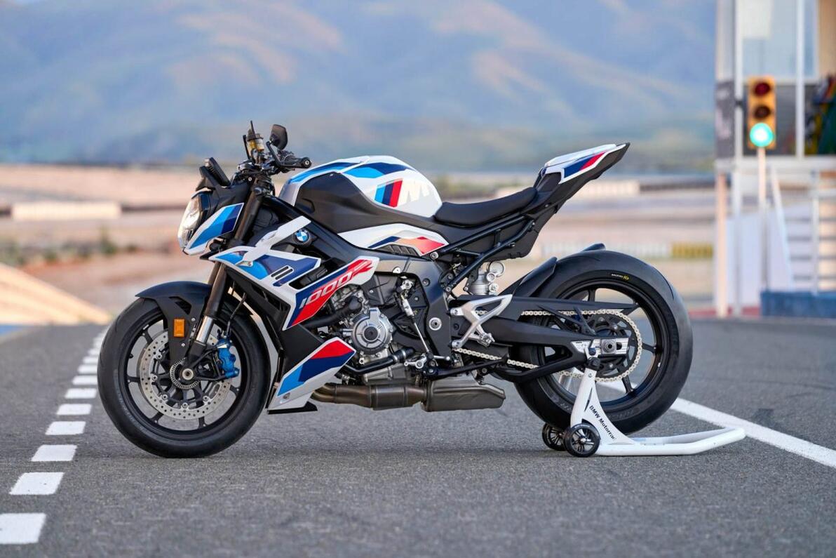 全新 BMW M1000R 正式发布，RR引擎下放马力直线提升 - 哔哩哔哩