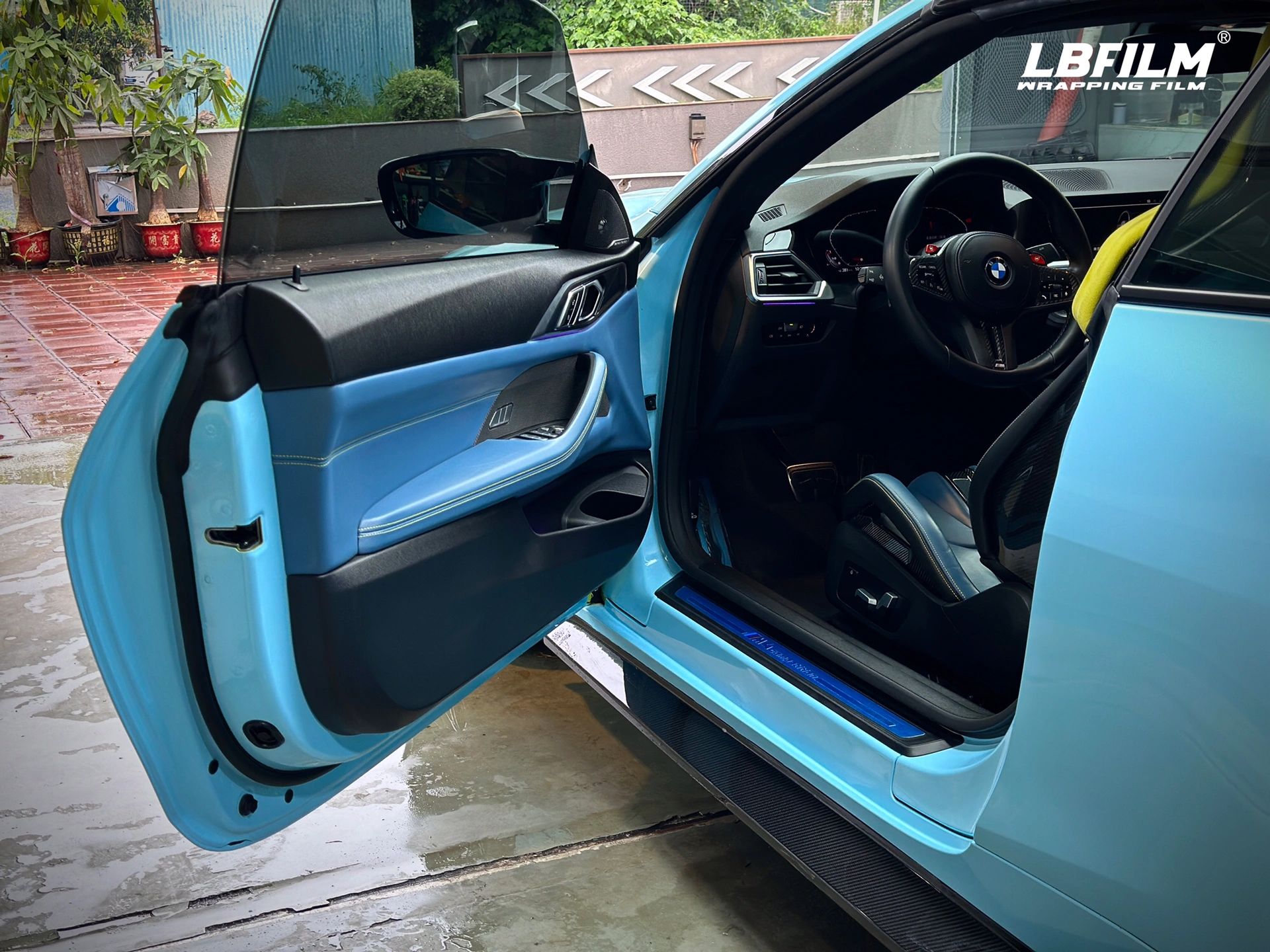 宝马M4-LB改色膜超亮大学蓝，奶呼呼斩男又斩女 - 哔哩哔哩