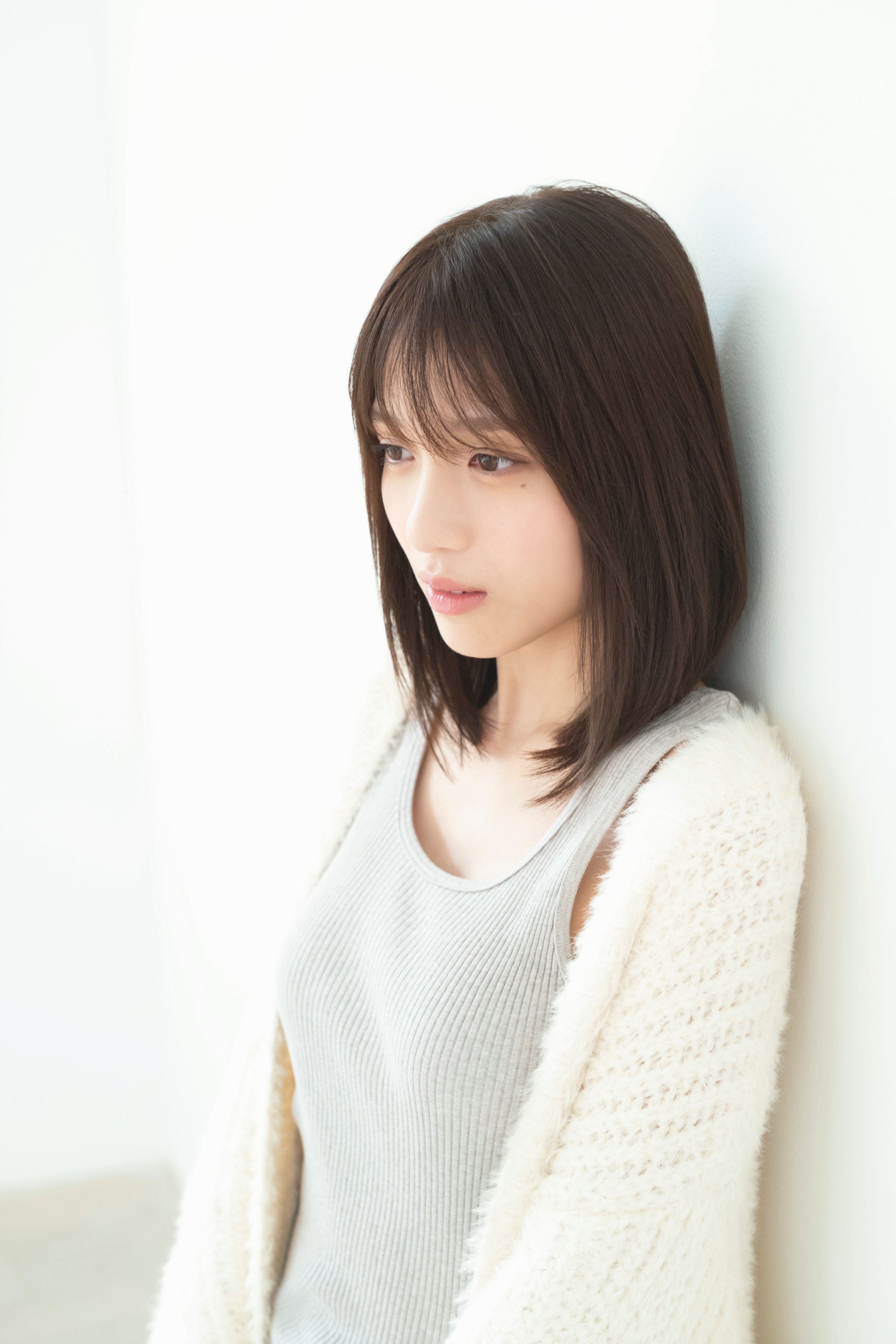 声优·花宫初奈 从长裙到纤细上臂&闪耀美肌 首次单人摄影的30P特集【报道翻译】 - 哔哩哔哩