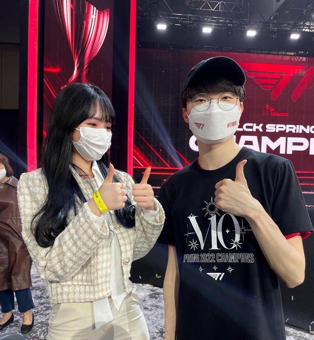 T1战队打野Oner姐姐晒与Faker合照！网友这也太般配了吧？ - 哔哩哔哩