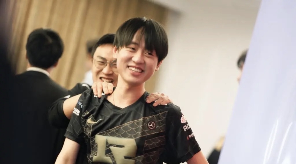 EDG落败5队员凌晨加练，RNG玩了3天终于收假，先开3把猫练习软辅 - 哔哩哔哩