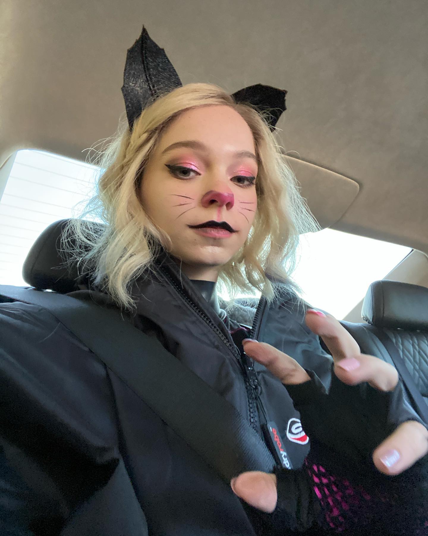 “她好像知道自己很甜” —“小狼女”Emma Myers 2022 Instagram - 哔哩哔哩