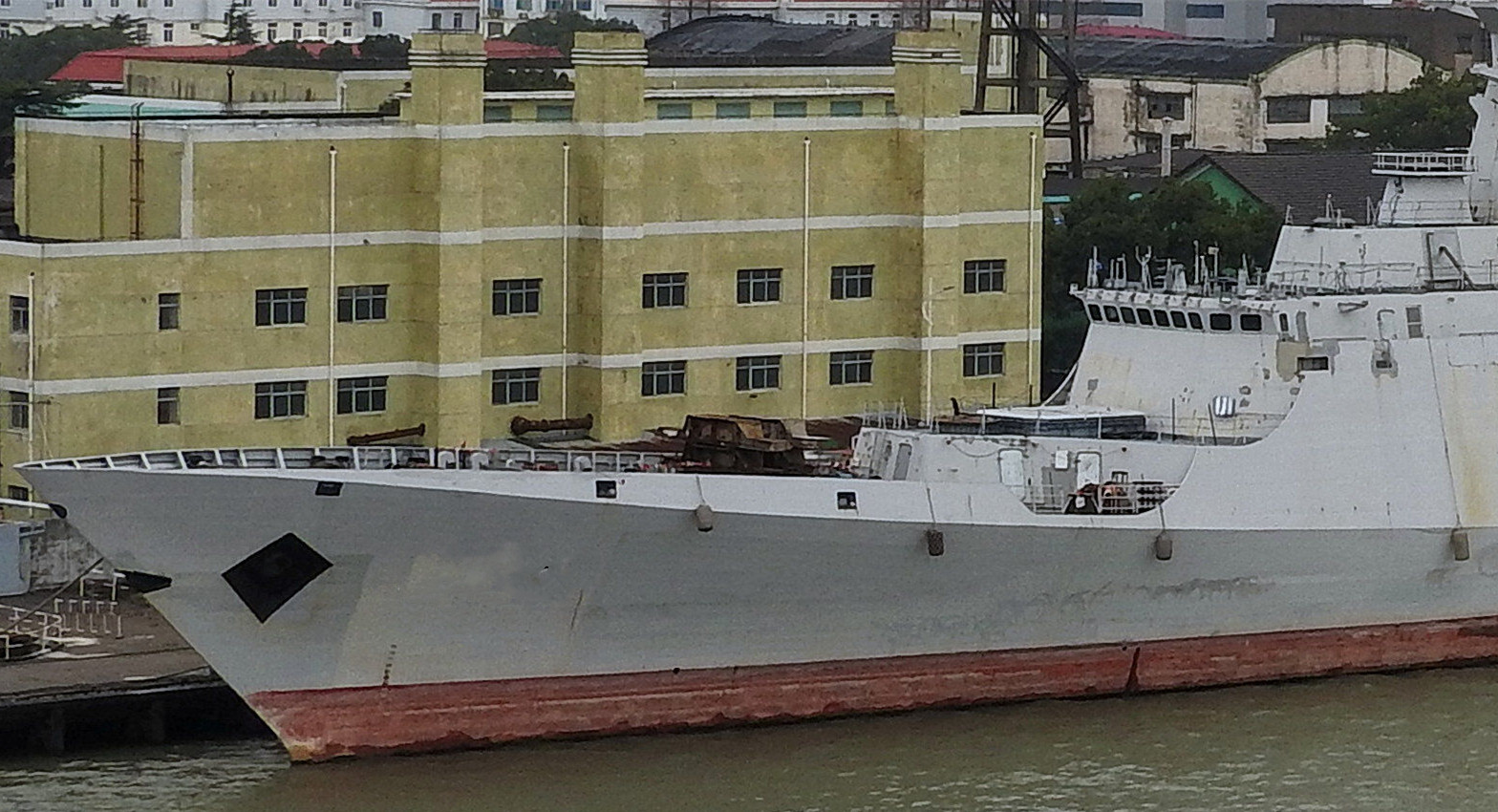 2艘054看来不上垂发，而是24联装HHQ10导弹！ - 哔哩哔哩