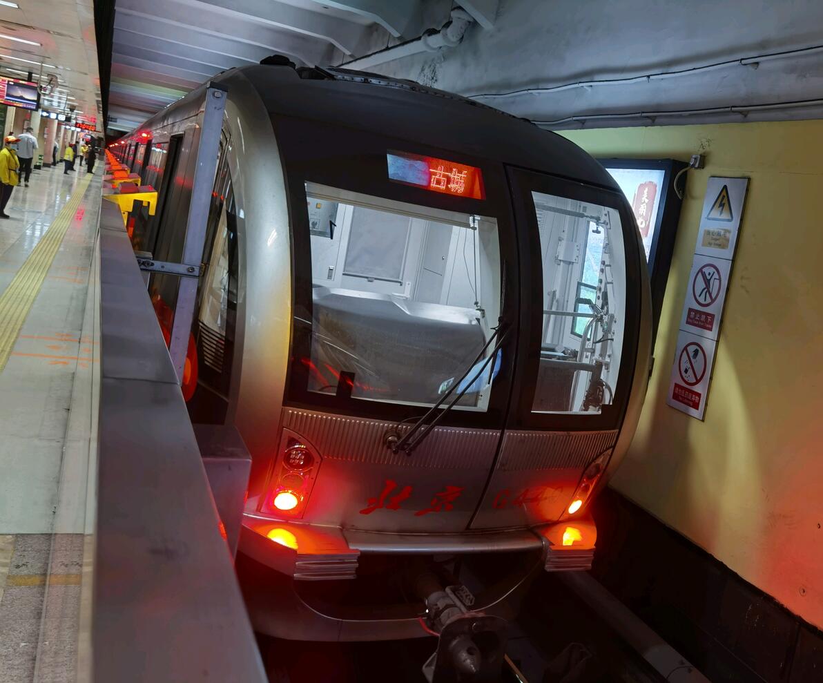 北京地铁1号线“杵子”（SFM04/SFM04A型列车）正脸照小合集 - 哔哩哔哩