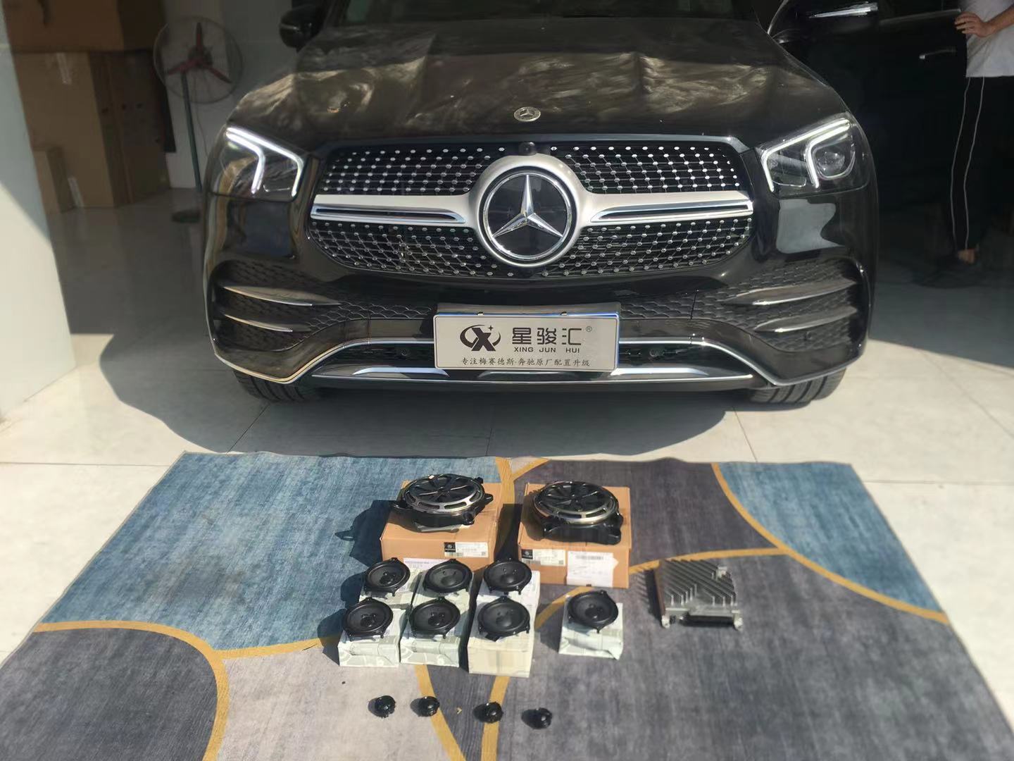 22款奔驰GLE350改装小柏林音响，13个喇叭加一个功放的音响会是什么样的效果 - 哔哩哔哩