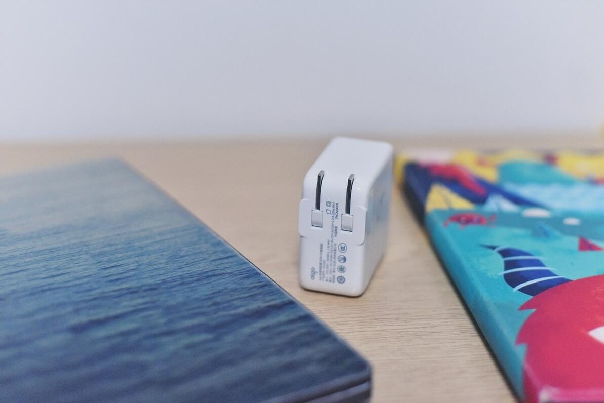 支持笔记本65W快充，适配iPhone 13 20W PD，aigo 65W快充头体验 - 哔哩哔哩