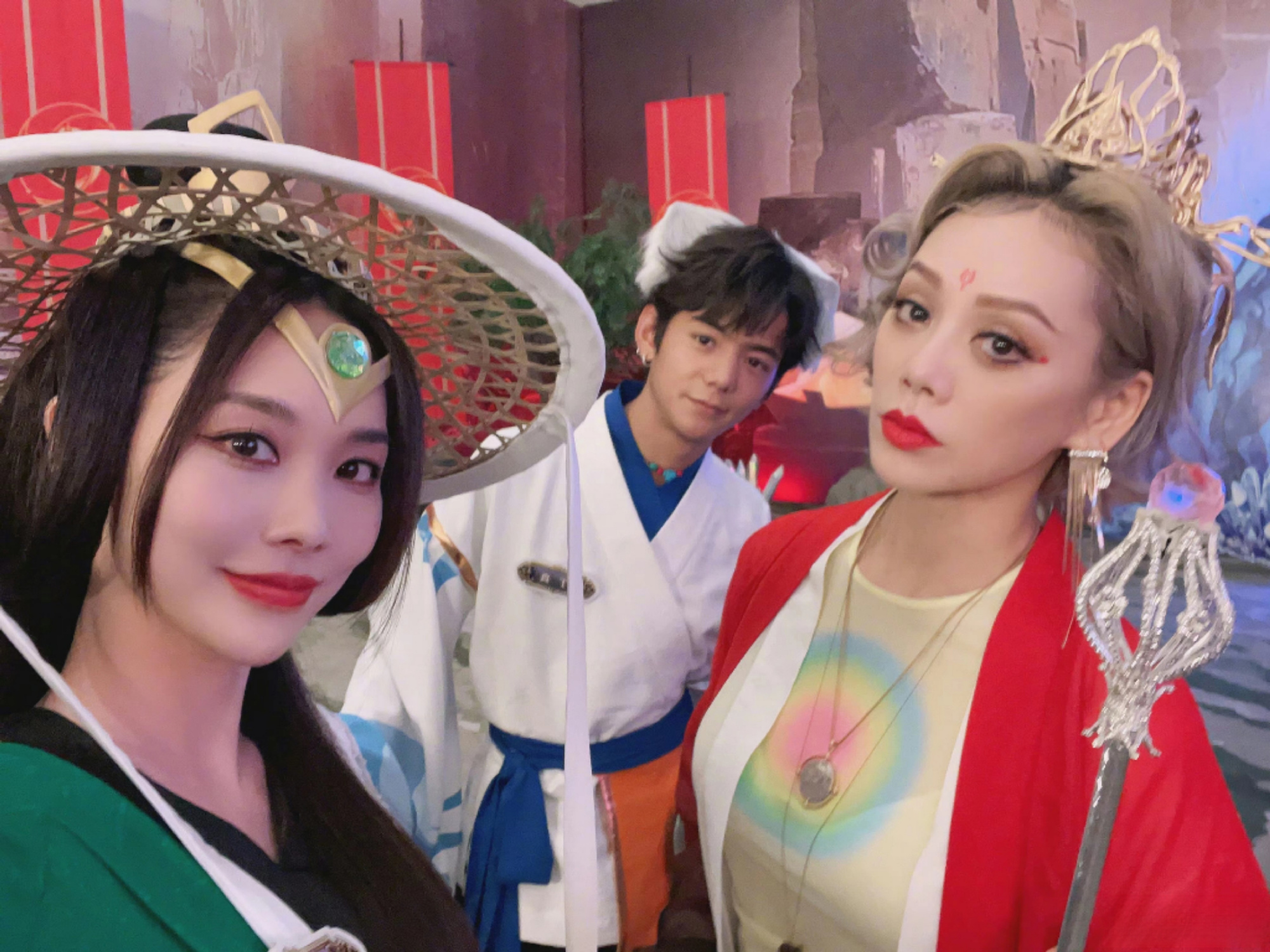 女明星玩cos太绝,赵丽颖从性感玉兔变可爱女巫,娜扎更是一绝 哔哩哔哩