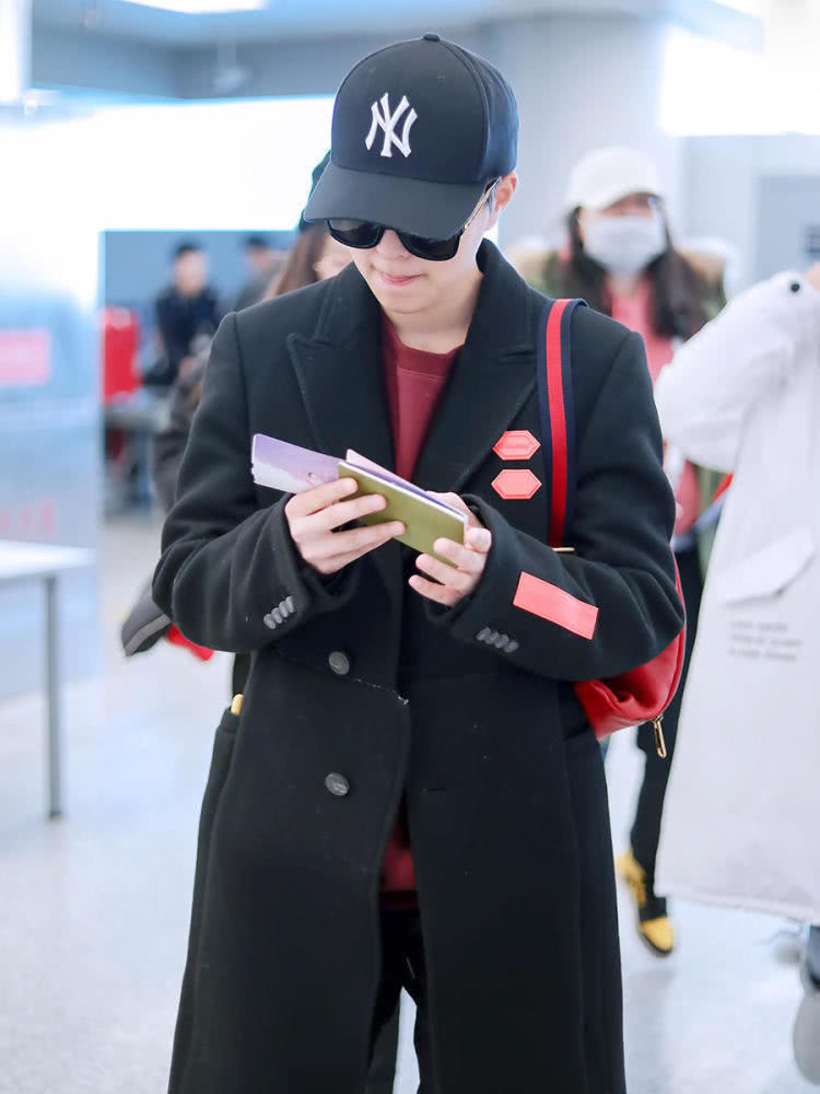 火箭少女101sunnee不惧寒冷，只穿一件大衣，却被杨超越“假包”抢镜！傅菁吴宣仪同行 - 哔哩哔哩