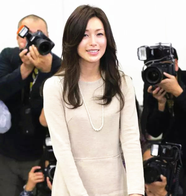 “月光女神”酒井法子亮相,穿红裙美丽动人,儿子侧颜曝光引围观 哔哩哔哩