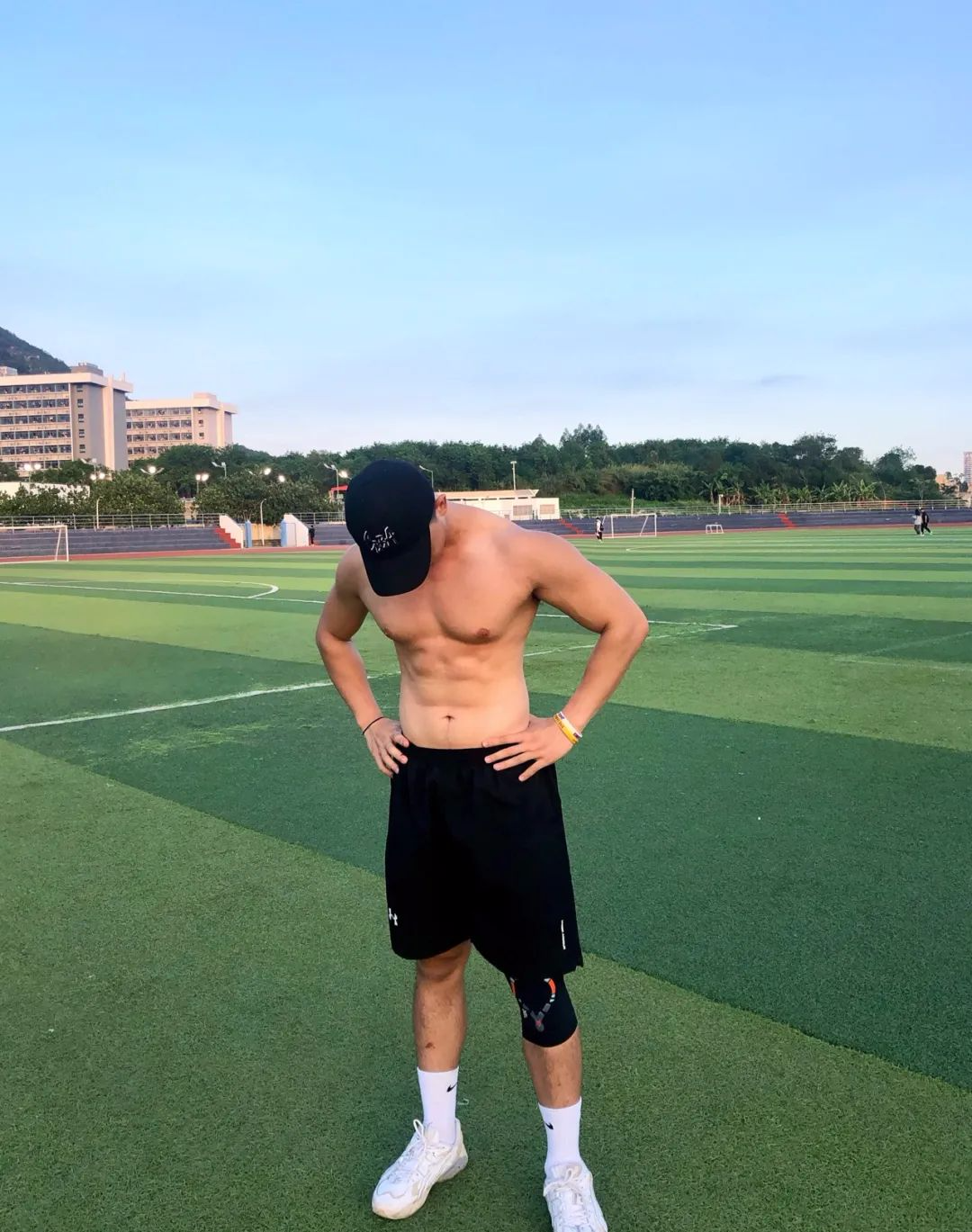 撩起衣服就是饱满肌肉,运动场上怎么能缺少了他 哔哩哔哩