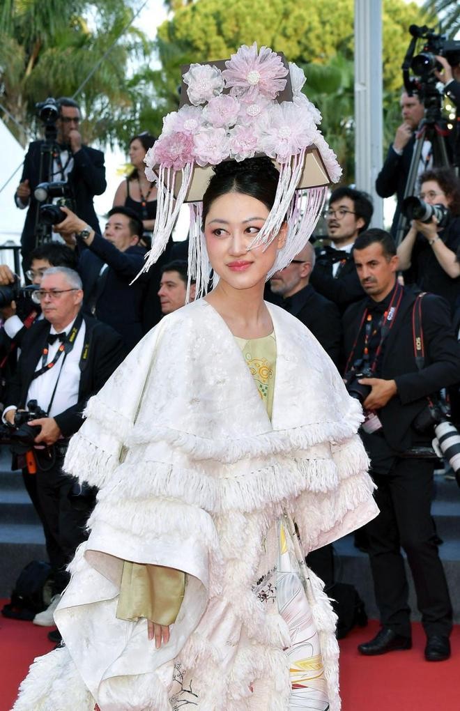 Emily Cheong：以有层次、有重点、有新意的造型征服戛纳红毯 - 哔哩哔哩