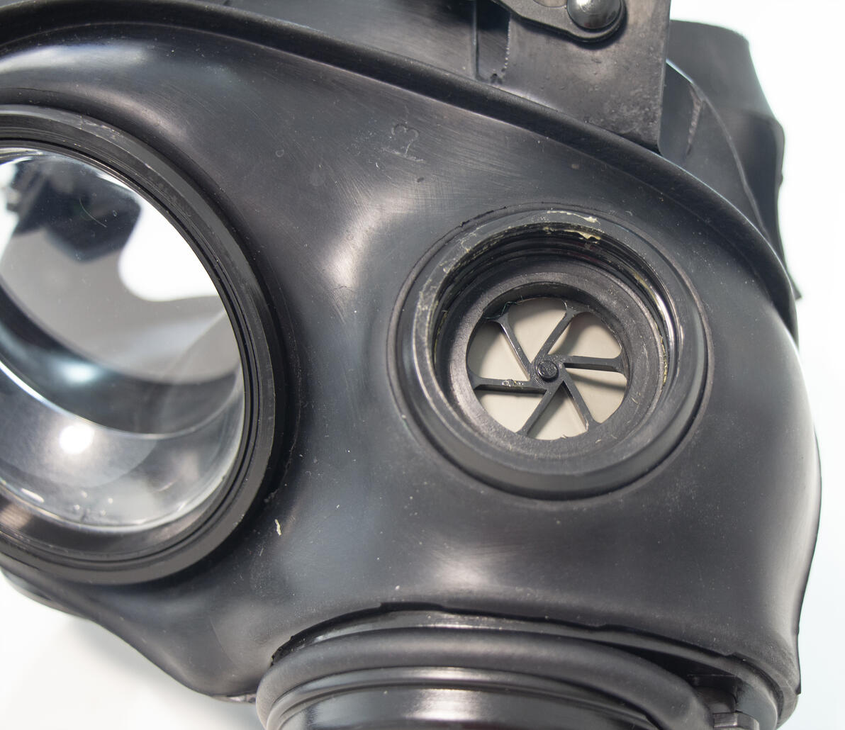 送给香港人民的见面礼！FMJ08型防毒面具 - 哔哩哔哩