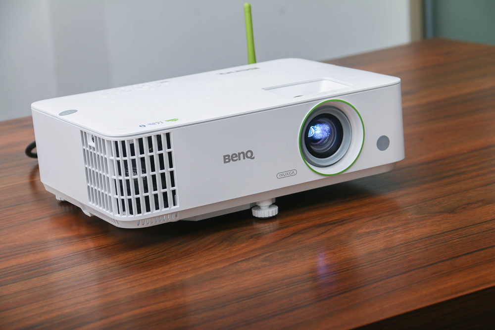 4000流明、四机同屏、双频双路Wifi，明基E592商务投影顶流之作？ - 哔哩哔哩