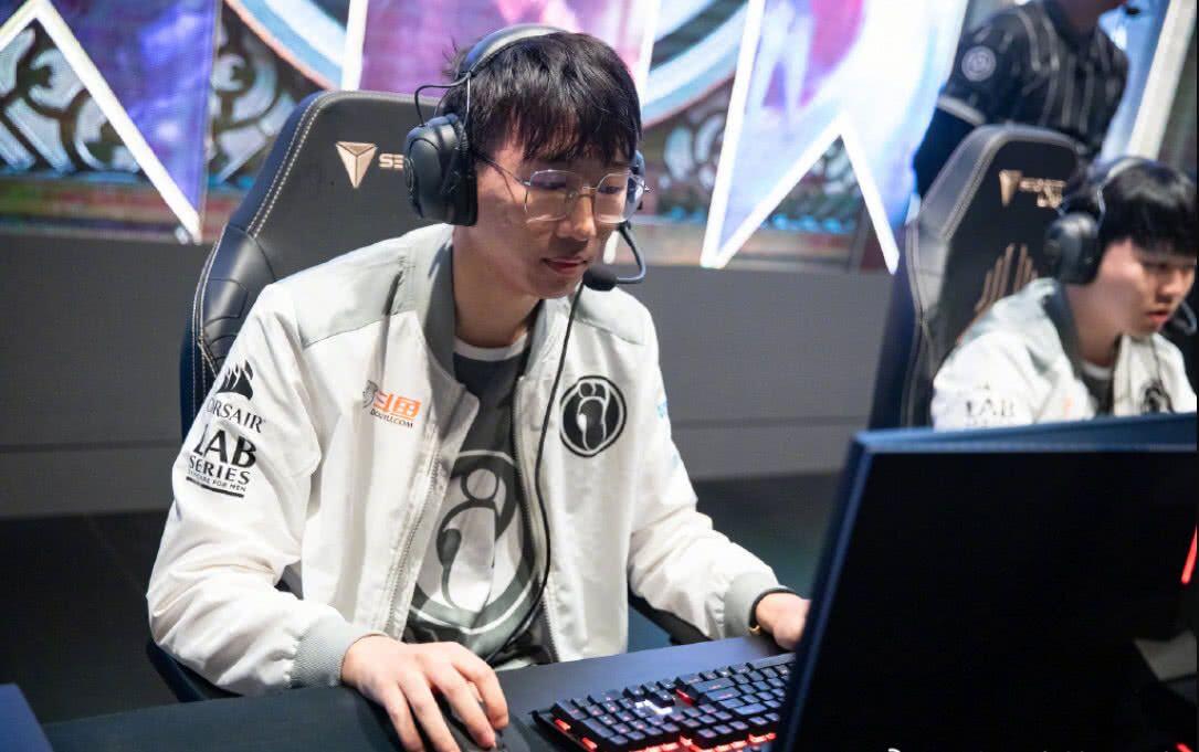 PDD：Solo只输过两个人，1个帮IG拿了世界冠军，1个去了德云色！ - 哔哩哔哩