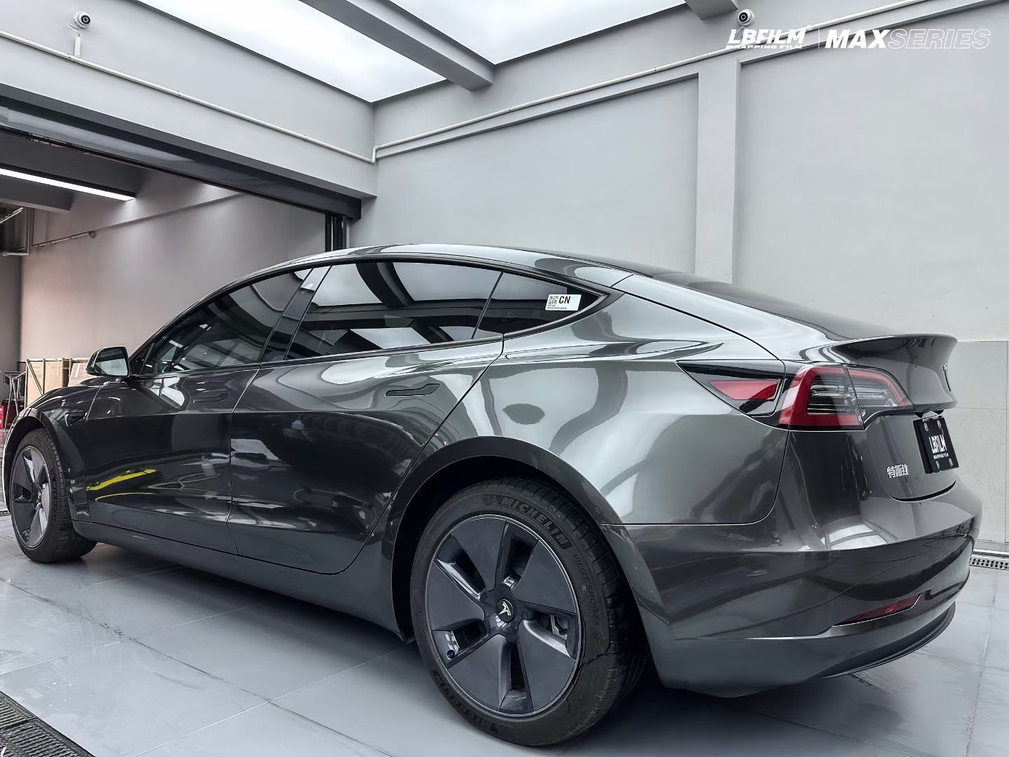 特斯拉model3-LB改色膜液态金属深邃灰，呈现出不言而喻的高级感 - 哔哩哔哩