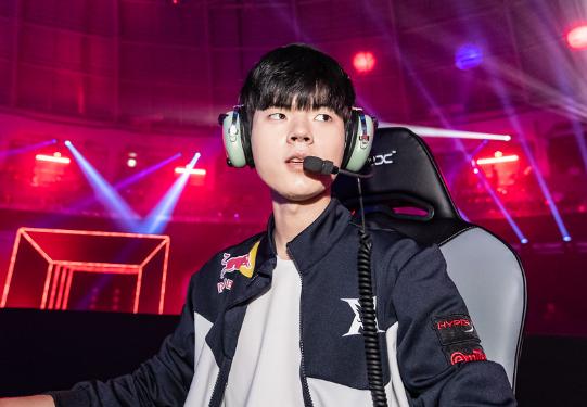 Deft洲际赛夺冠后，回忆起了在EDG的时光，这张照片全是感慨 - 哔哩哔哩