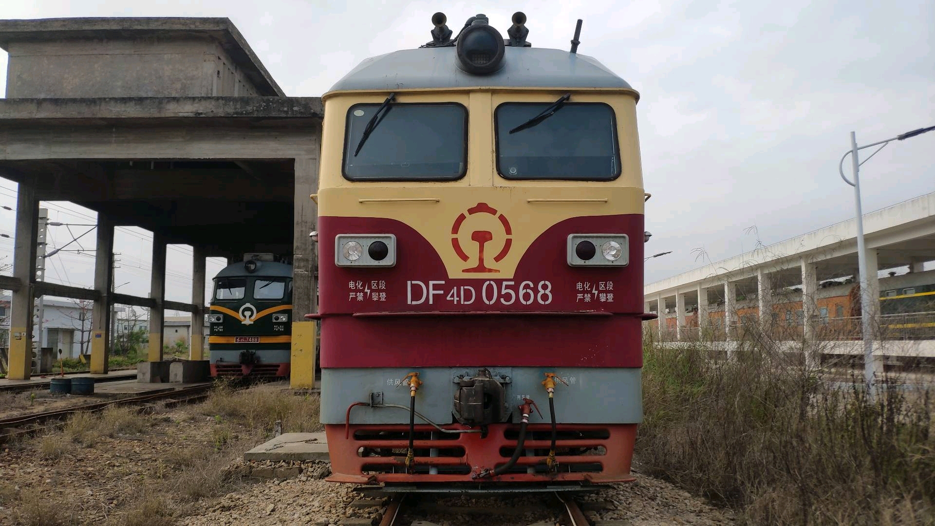 近距离观赏-DF4D-0568-广铁汕段（图片） - 哔哩哔哩