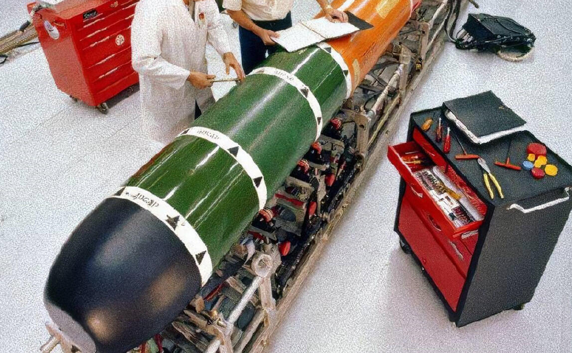 2000磅的MK84高爆航空炸弹，是如何摇身一变成为GBU31的？ - 哔哩哔哩