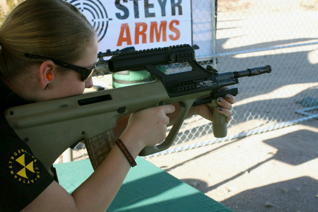 轻武器科普之AUG枪族以及改进型（流量党慎入） - 哔哩哔哩