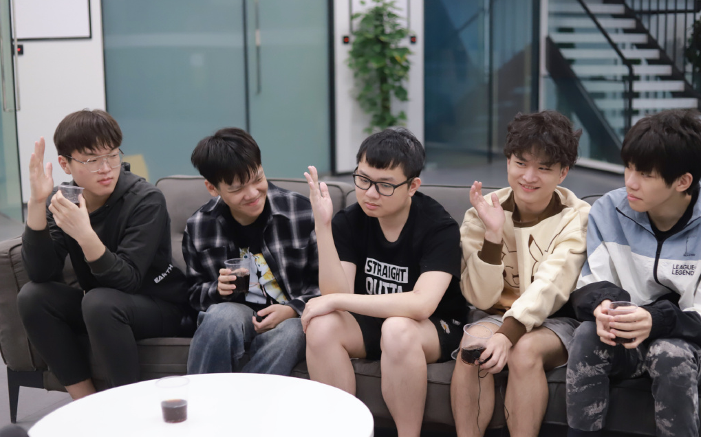 BLI主播队爆冷战胜WBG！OMG、LNG会师淘汰赛，Theshy铁粉发声 - 哔哩哔哩