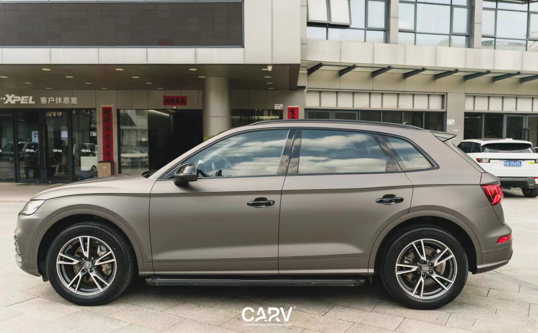 奥迪Q5卡孚CARV改色膜超亚陨石灰,精致的灰色给车身带来陨石质感 - 哔哩哔哩