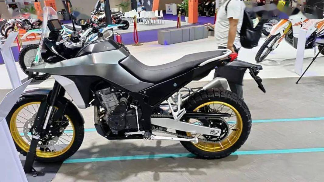 网友称它为春风800MT最强对手？国产大排量ADV较量 - 哔哩哔哩