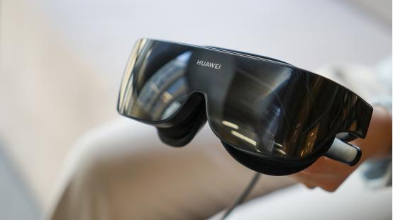 影院关闭没法看IMAX？HUAWEI VR Glass上手测评：躺在床上爽翻天 - 哔哩哔哩