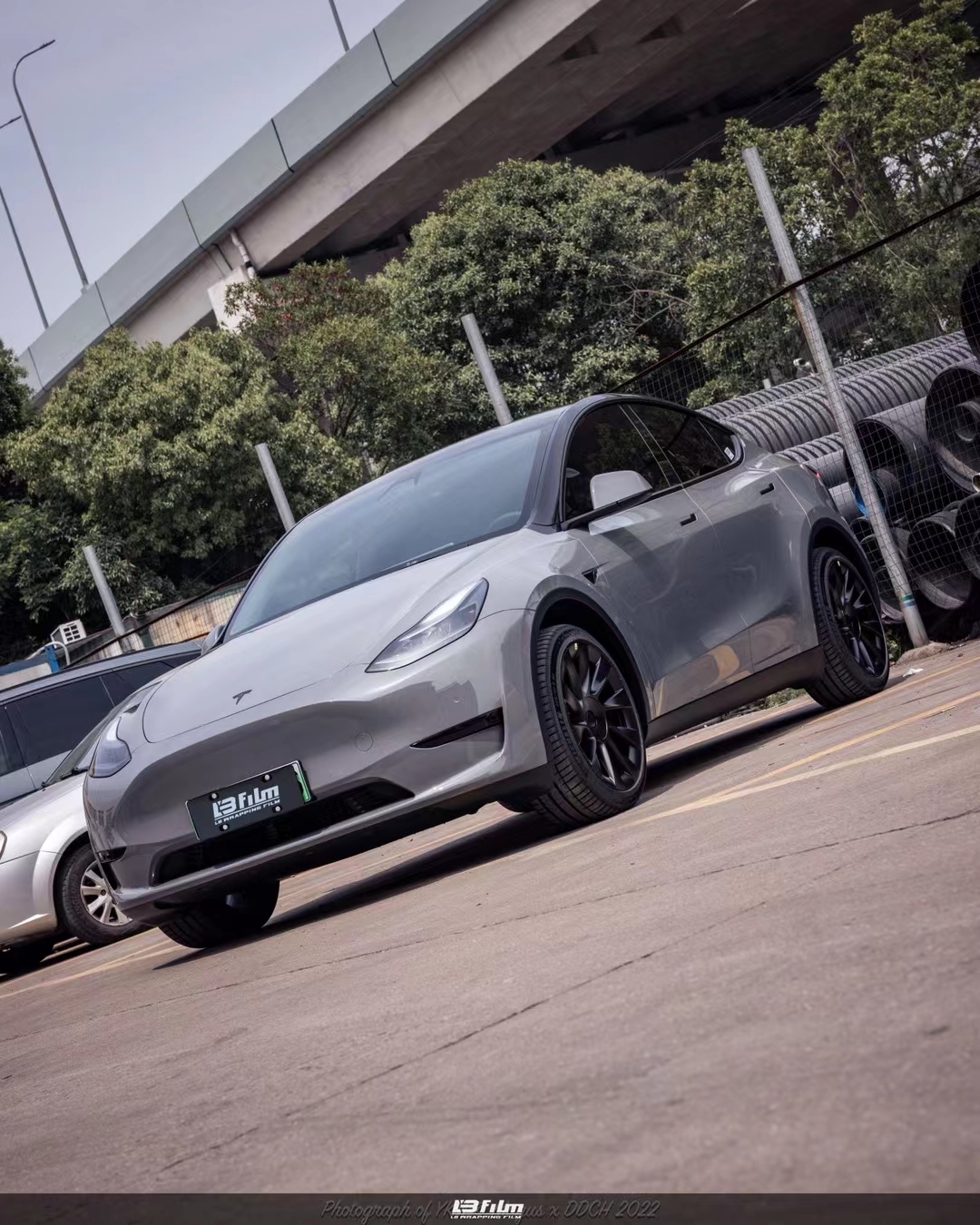 特斯拉ModelY-LB改色膜高亮纳多灰,年强的活力和成熟的魅力 - 哔哩哔哩