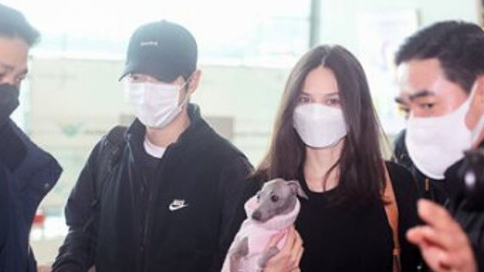 【宋仲基】婚讯后首次与妻子凯蒂一同现身，手上的婚戒十分夺目！ - 哔哩哔哩