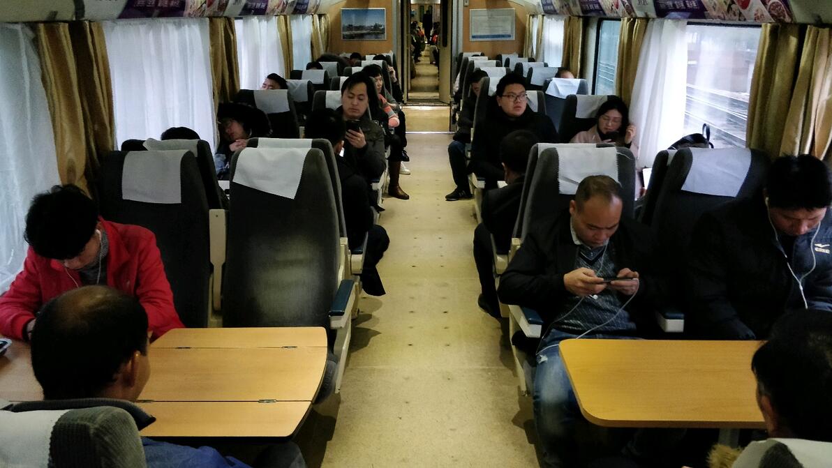 原来有那么多老车可以碾压绿巨人？技术更新？服务降低？国铁25型软座退化史！ - 哔哩哔哩