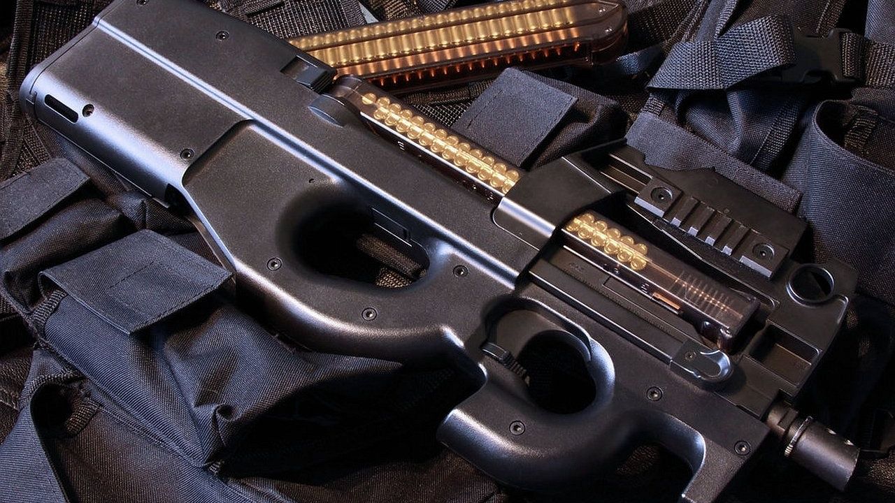 （冲锋枪合集③）跟我一起"Rush B"——浅谈比利时FN P90冲锋枪 - 哔哩哔哩