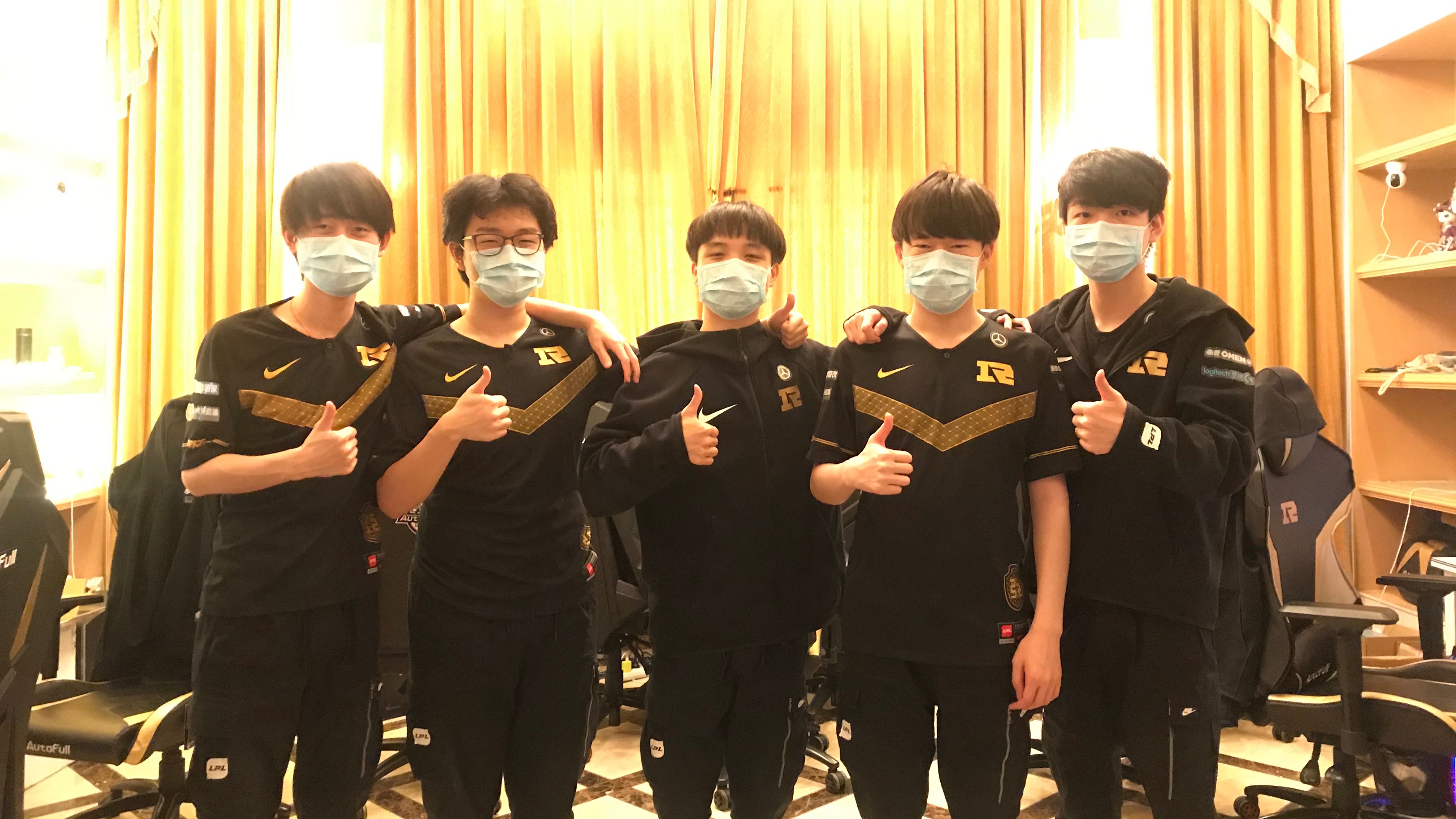 RNG赛后群访 XLB：第一局就帮虎爹，虎爹C - 哔哩哔哩