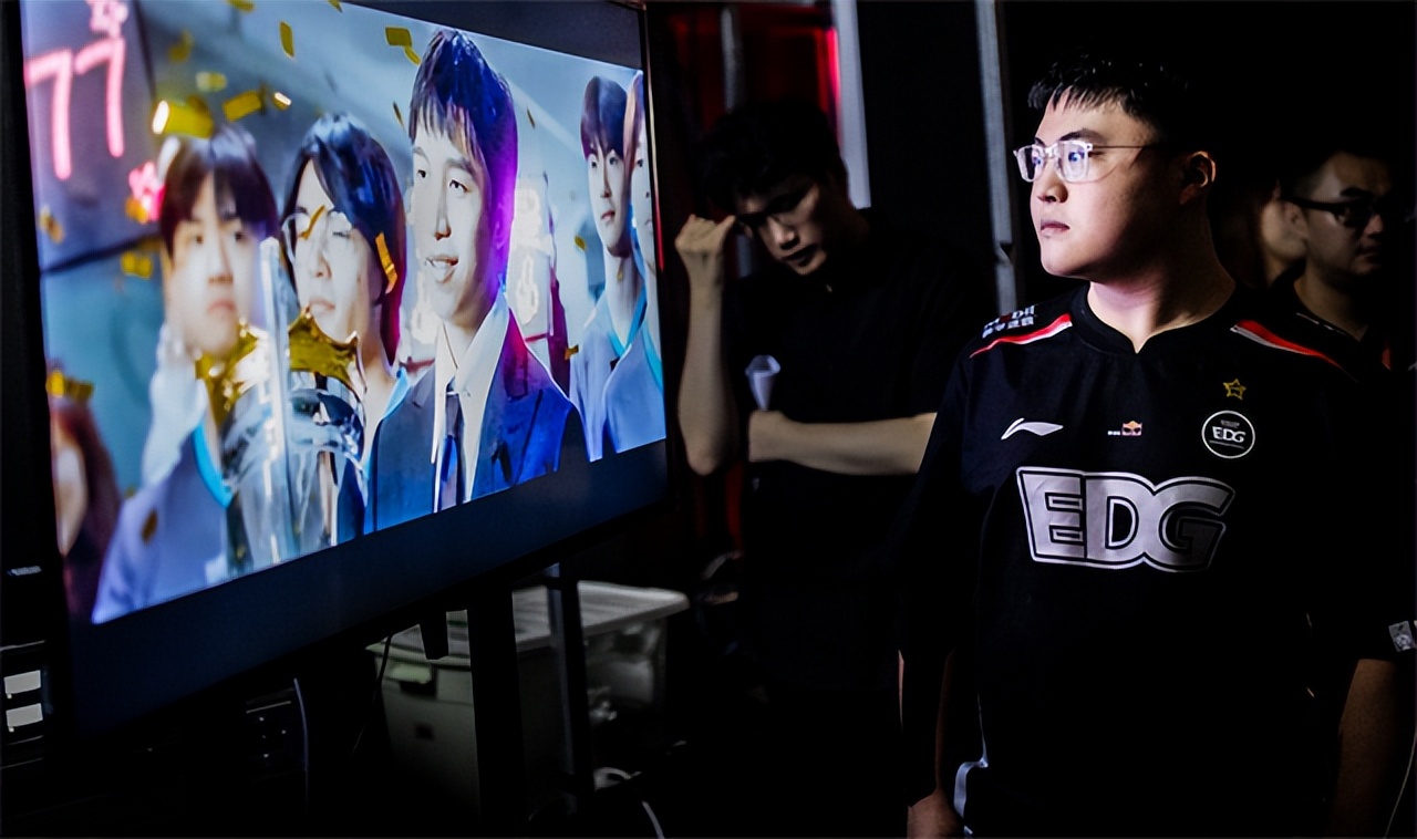 Viper赛场亮EDG队标，赛后采访却看好BLG夺冠 - 哔哩哔哩