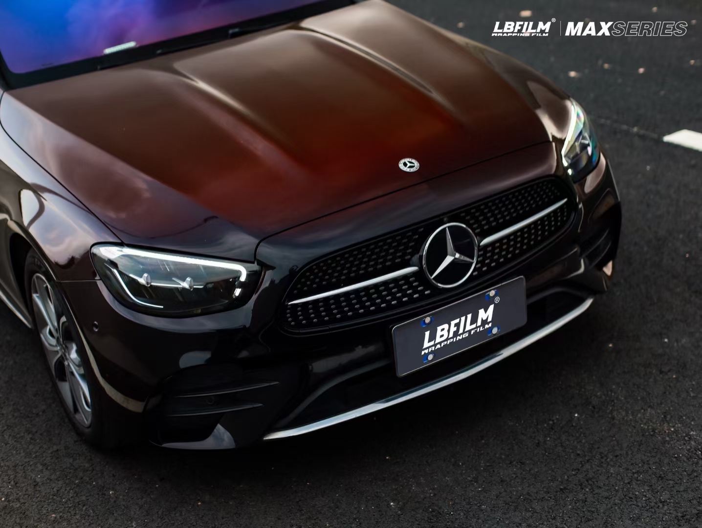 奔驰E300L-LB改色膜黑魅红，充满了魅惑气息！ - 哔哩哔哩