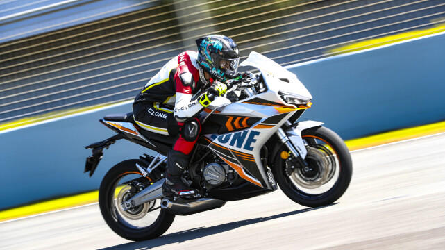 赛科龙RC401：没有一点赛道血统和空力设计，你好意思称自己为跑车？ - 哔哩哔哩