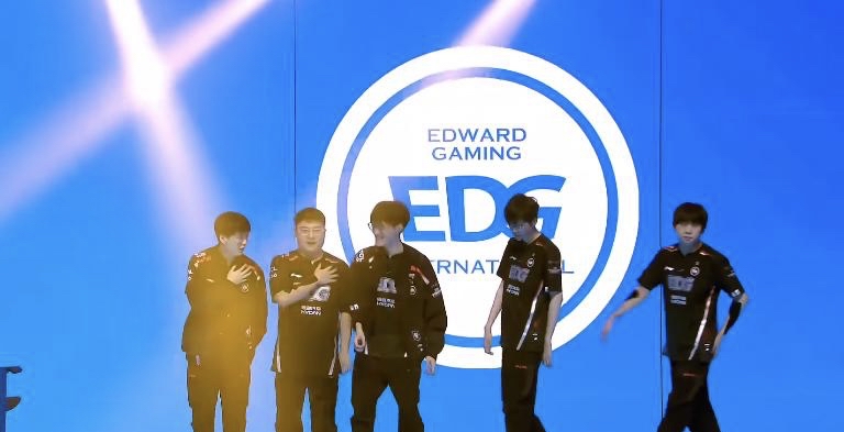 EDG击败FPX晋级季后赛，Fofo赛后喊话UZI，打破不和谣言 - 哔哩哔哩