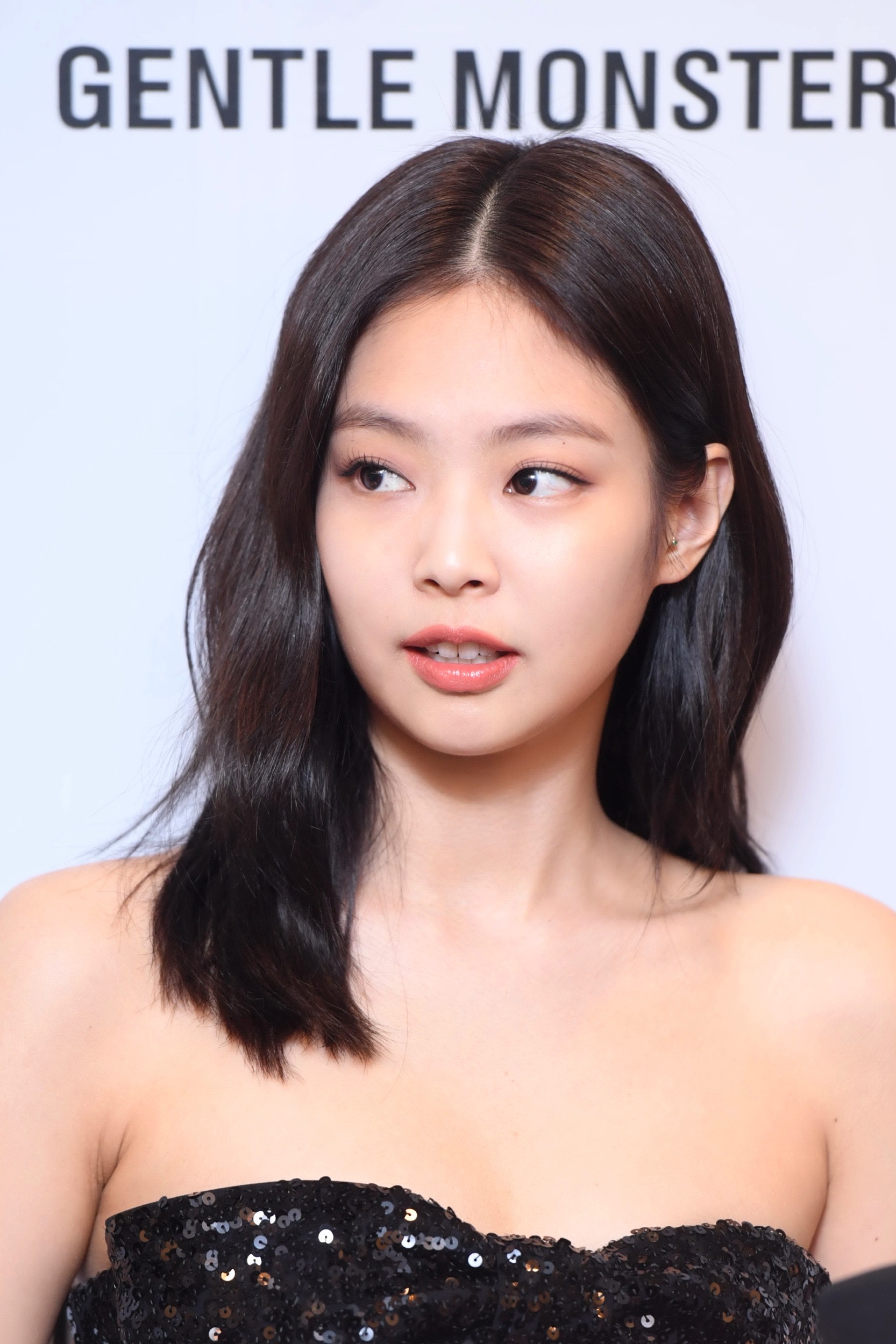 BLACKPINK的Jennie北京低胸Look震撼微博， 万人潮跟最新机场造型？ - 哔哩哔哩