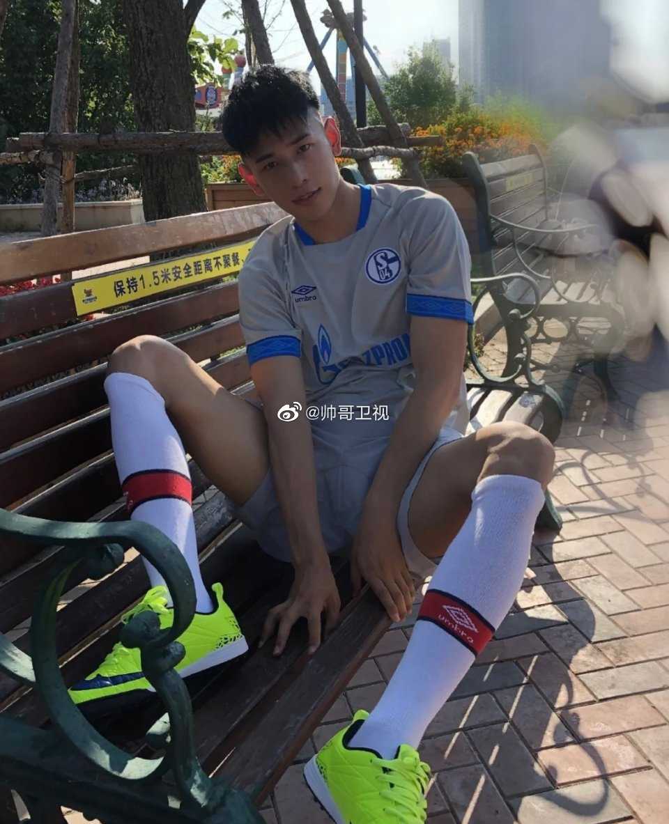 在厕所发现体育生校草竟然 哔哩哔哩
