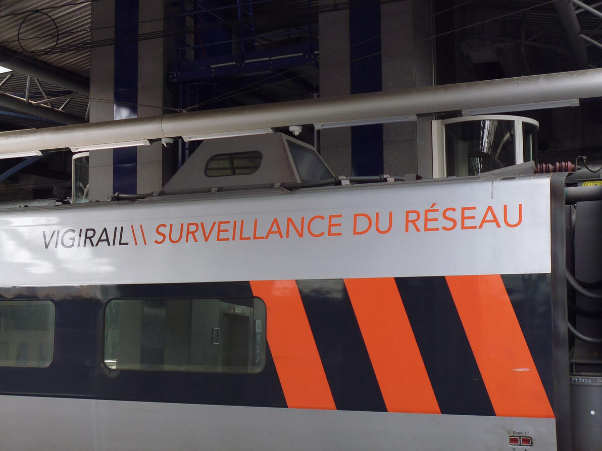 【科普】法国国家铁路的高速铁路“守护神”——TGV IRIS 320型高速综合检测动车组 - 哔哩哔哩