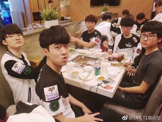 网友为何看见IG吃牛肉面慌？聊聊LOL的牛肉面和海底捞的梗，SKT都扛不住！ - 哔哩哔哩