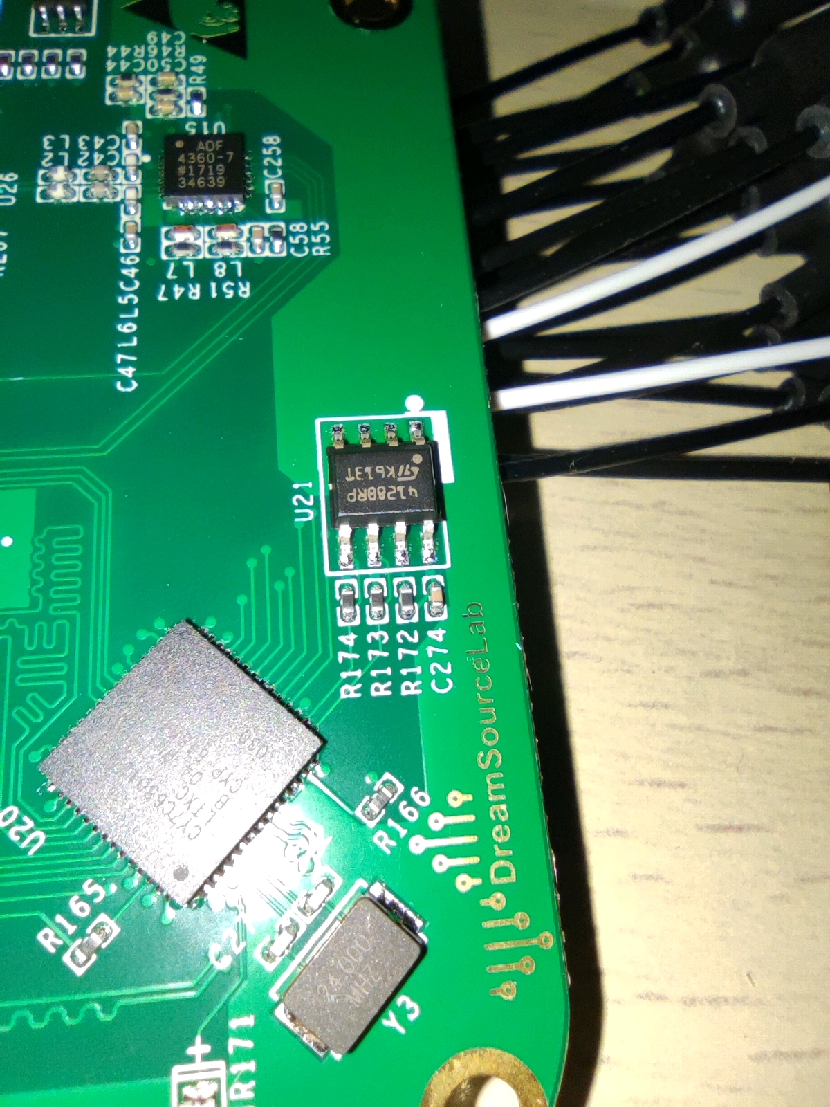 DSLogic U2Pro16 和 DSLogic U2Basic 拆开对比照片 - 哔哩哔哩